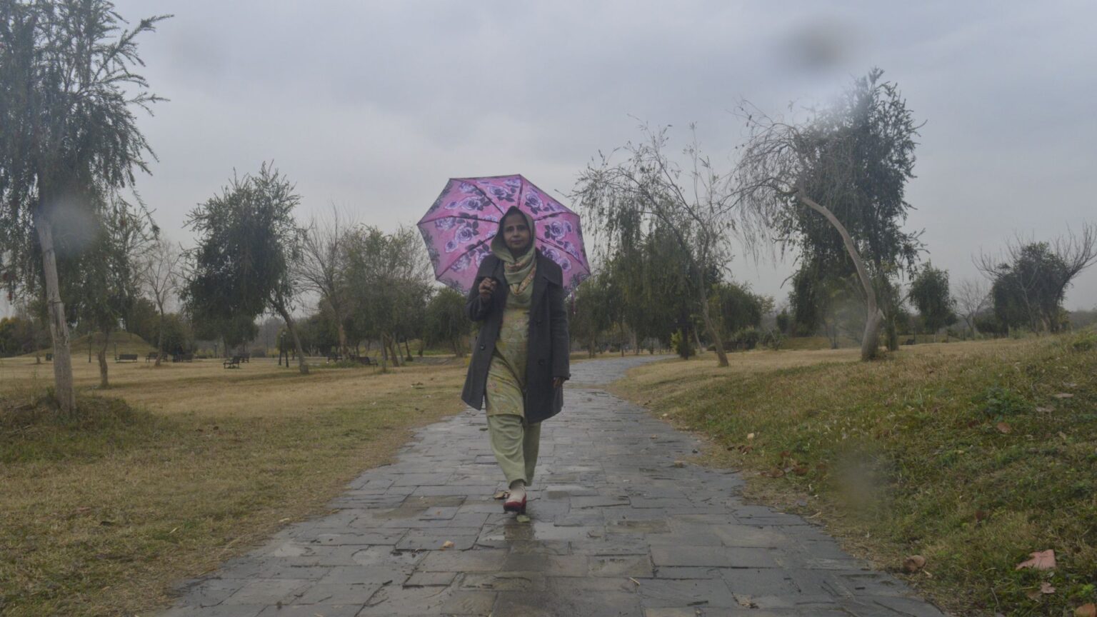 Walking in Rain: Benefits, Tips and Precautions - Tendwa
